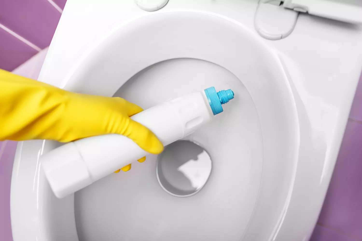 Nettoyer une cuvette de toilettes entartrées - DecoEco.fr